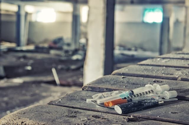 Heroin Addiction: Signs, Side Effects & Treatment │ Rehabs.com